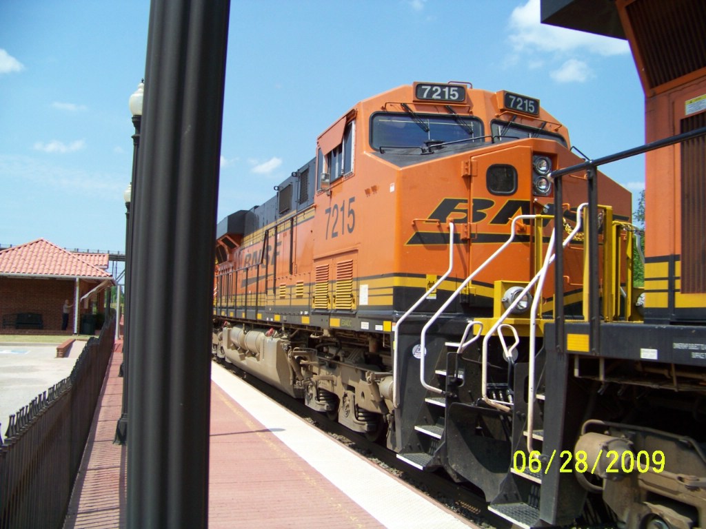 BNSF ES44DC 7215